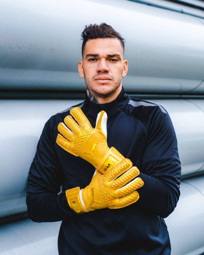 Guantes dorados Puma de Ederson y Pickford